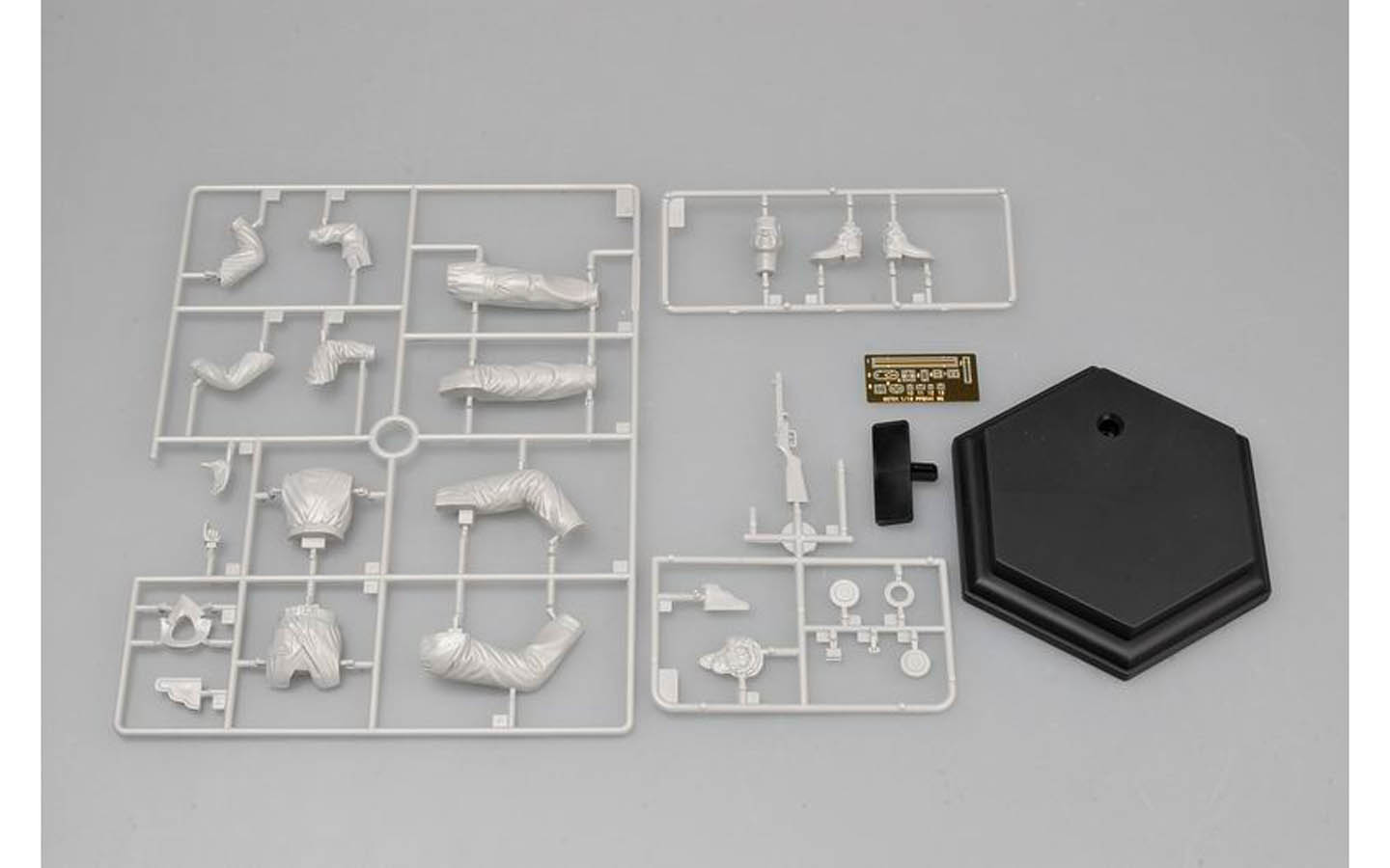 WWII Soviet Army Tank Crewman in 1942 - Trumpeter 00701 | kingshobby.com