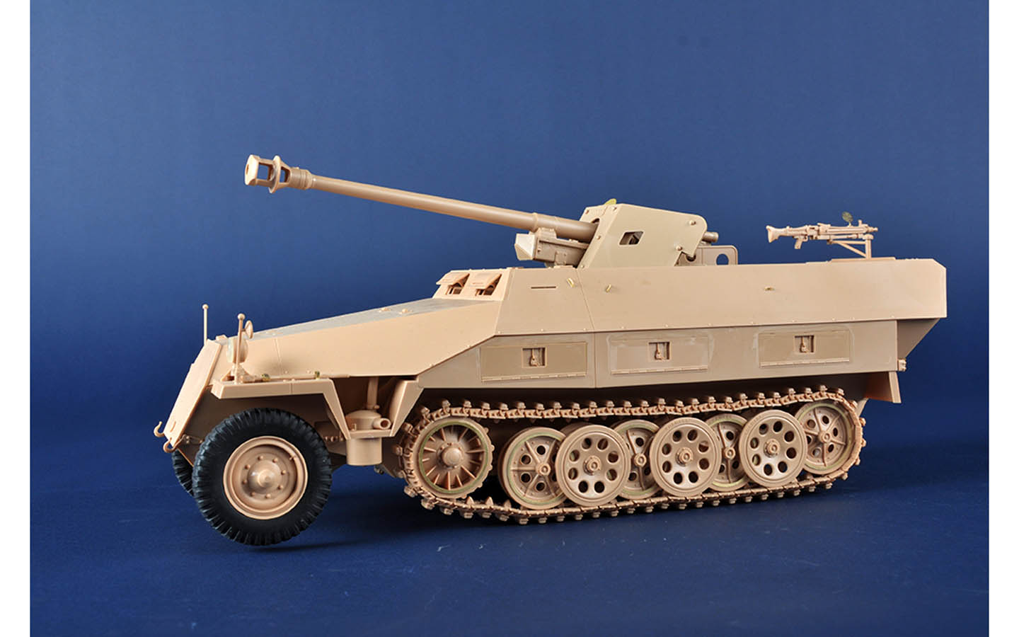 Sd.Kfz. 251/22 Ausf. D - Trumpeter 00943 | kingshobby.com