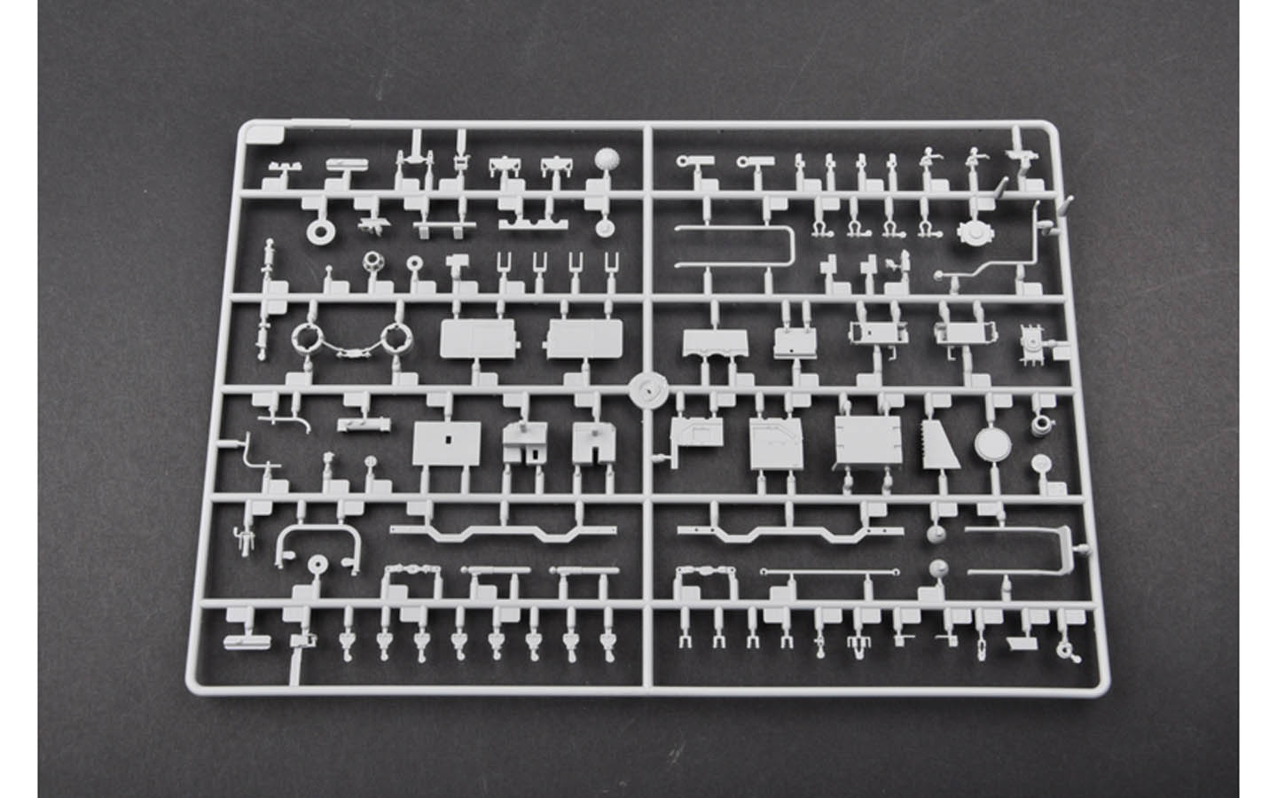 M1083 FMTV Standard Cargo Truck - Trumpeter 01007 | kingshobby.com