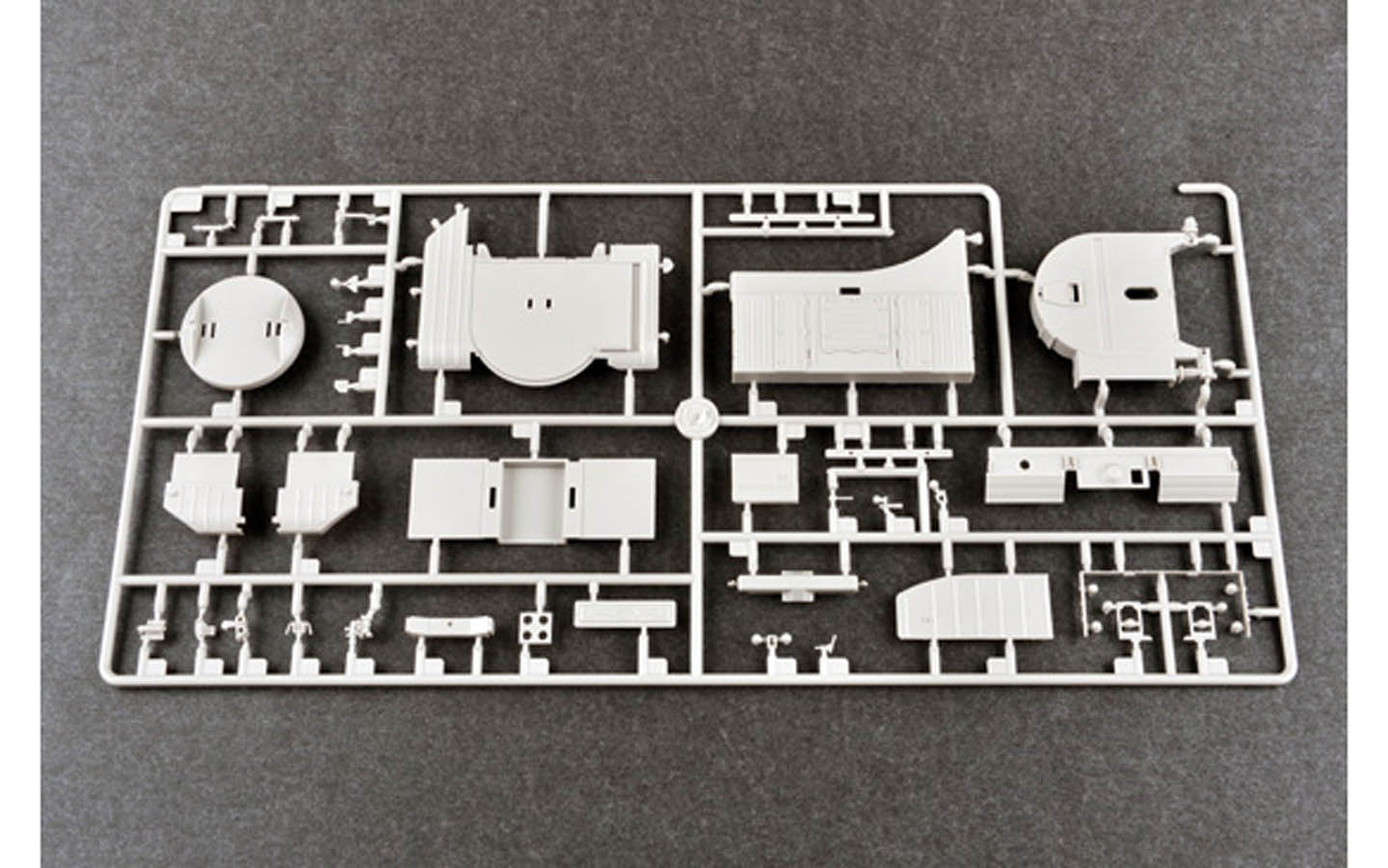 Russian 9P138 Grad-1 on Zil-131 - Trumpeter 01032 | kingshobby.com