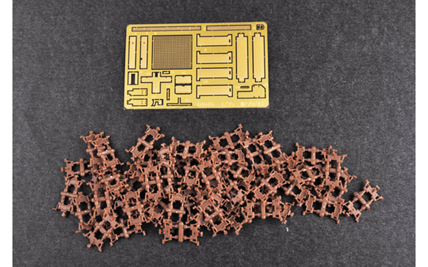 M270/A1 Multiple Launch Rocket System - Trumpeter 01049 | kingshobby.com