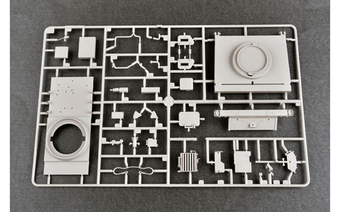 M270/A1 Multiple Launch Rocket System - Trumpeter 01049 | kingshobby.com