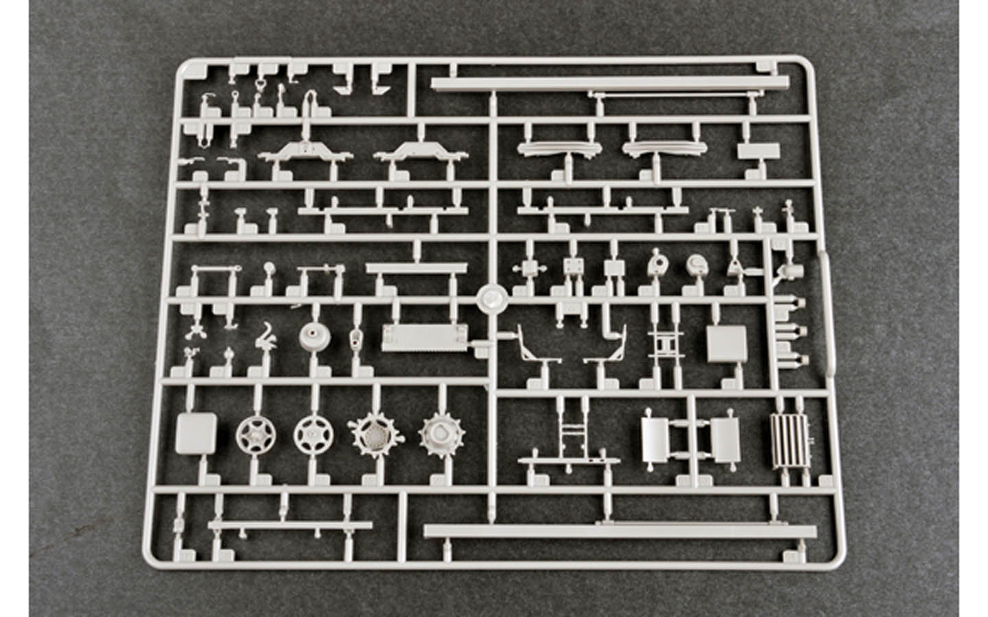 M270/A1 Multiple Launch Rocket System - Trumpeter 01049 | kingshobby.com