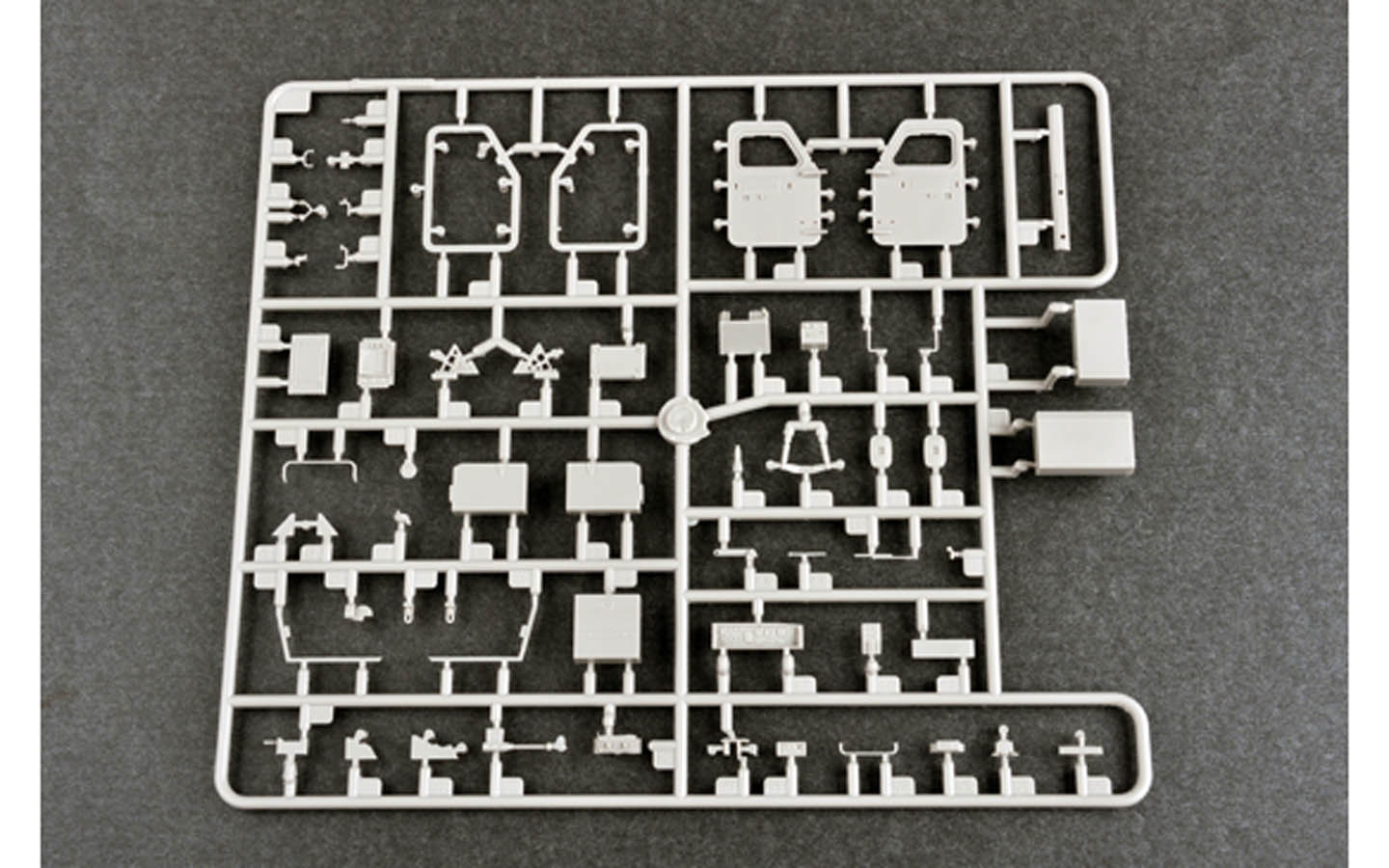 M270/A1 Multiple Launch Rocket System - Trumpeter 01049 | kingshobby.com