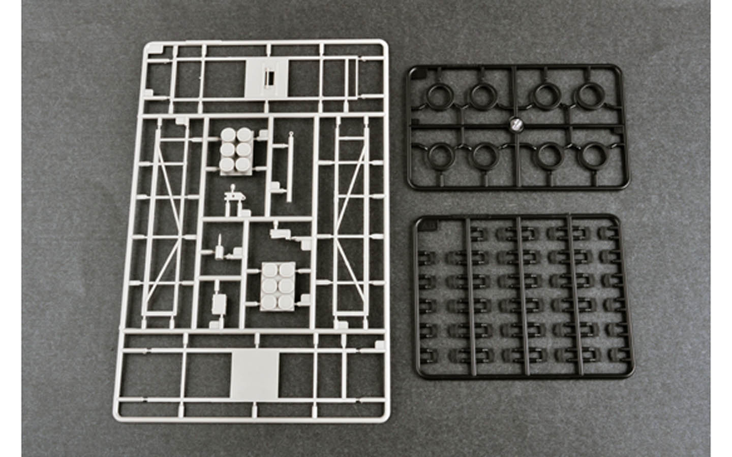 M270/A1 Multiple Launch Rocket System - Trumpeter 01049 | kingshobby.com