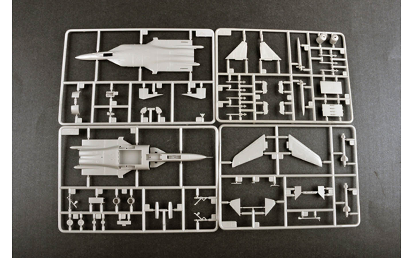 Sukhoi Su-47 Berkut - Trumpeter 01324 | kingshobby.com