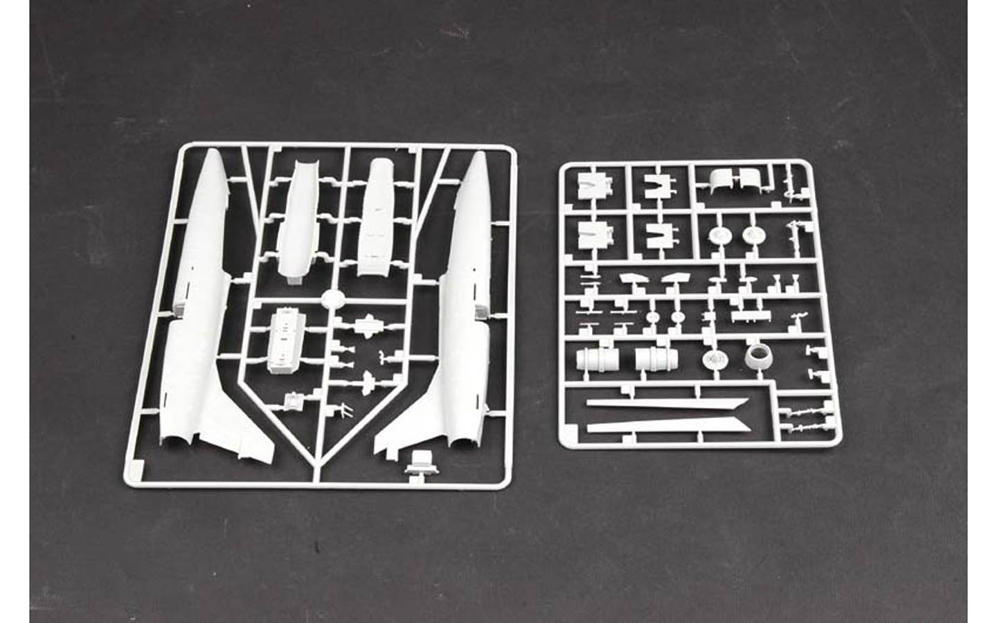 F-100F Super Sabre - Trumpeter 01650 | kingshobby.com