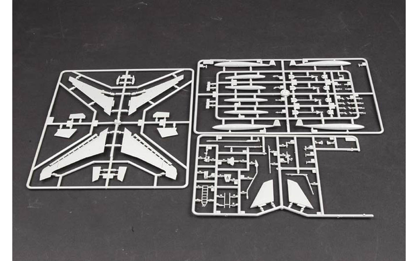 F-100F Super Sabre - Trumpeter 01650 | kingshobby.com
