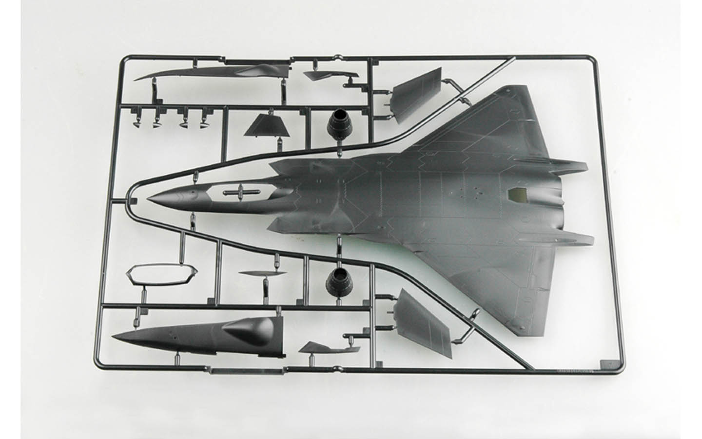 Chinese J-20 Mighty Dragon - Trumpeter 01663 | kingshobby.com