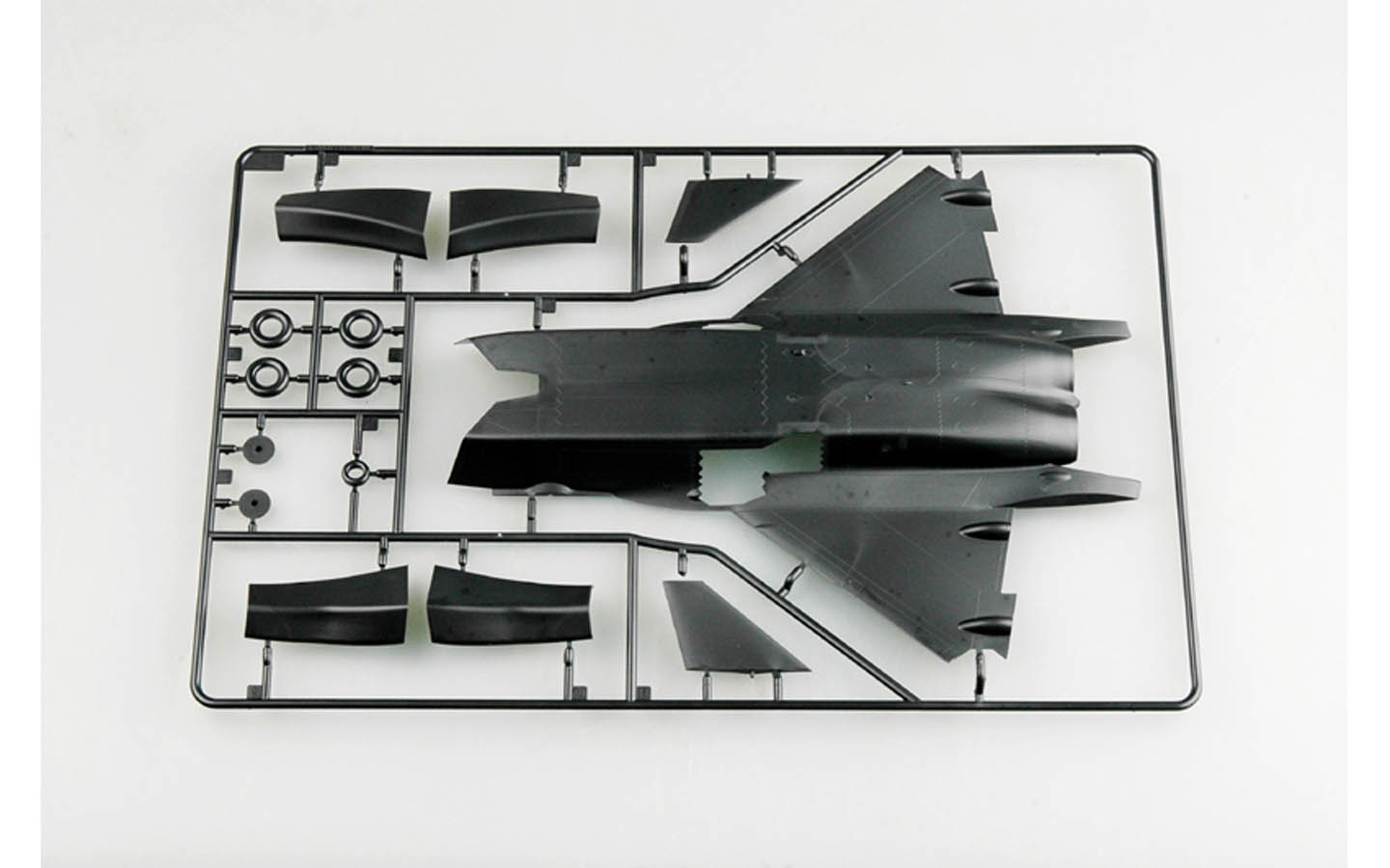 Chinese J-20 Mighty Dragon - Trumpeter 01663 | kingshobby.com