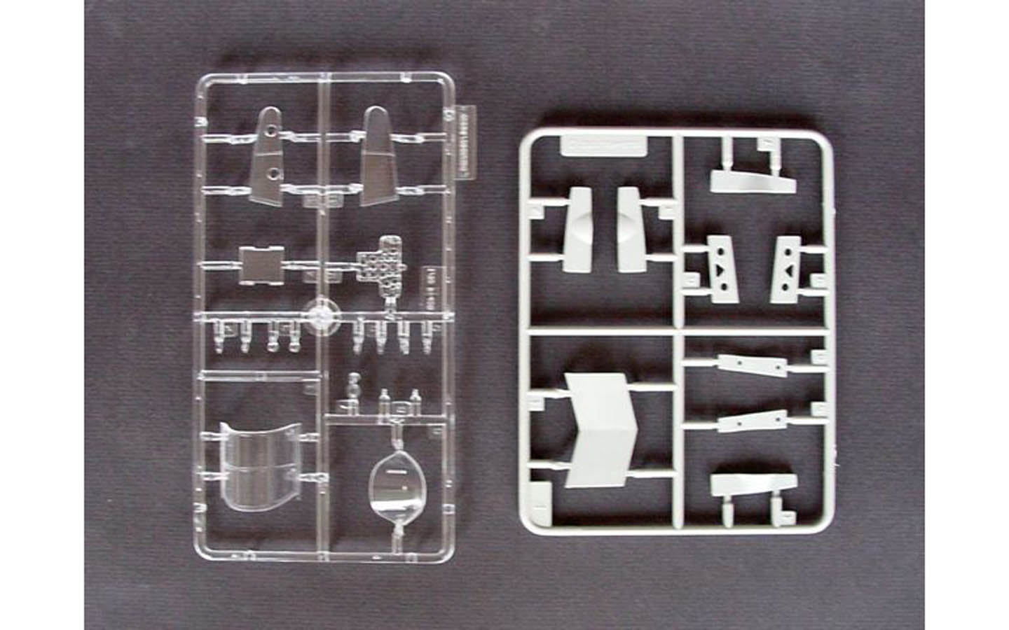 Curtiss P-40B Warhawk (Tomahawk MKIIA) - Trumpeter 02228 | kingshobby.com