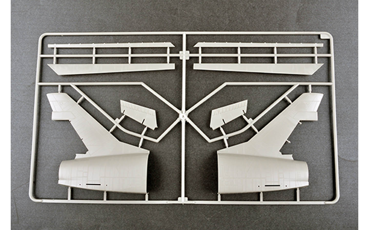 F-100F Super Sabre - Trumpeter 02246 | kingshobby.com