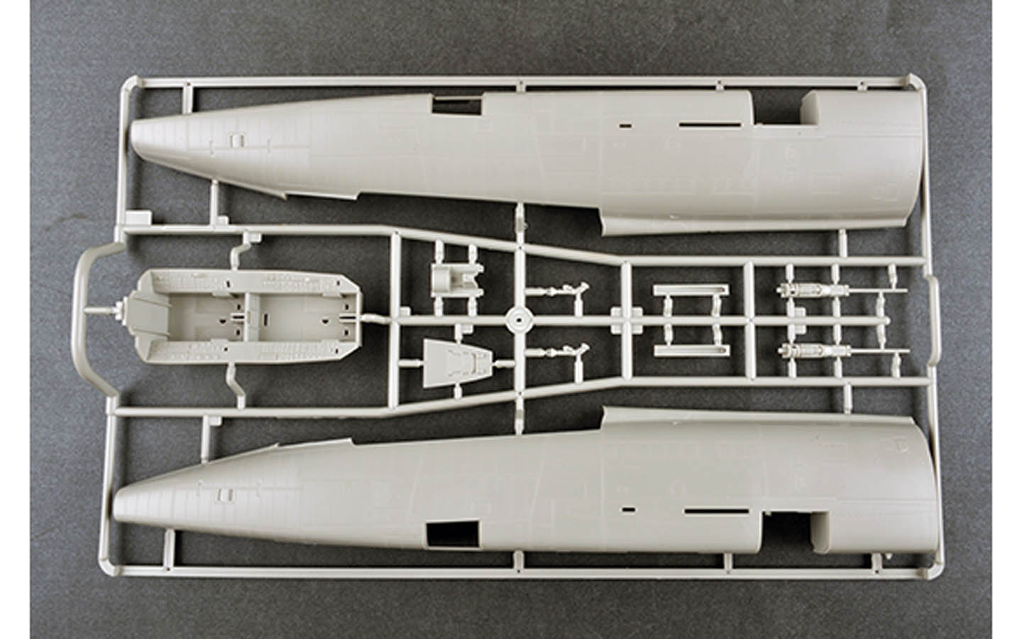 F-100F Super Sabre - Trumpeter 02246 | kingshobby.com