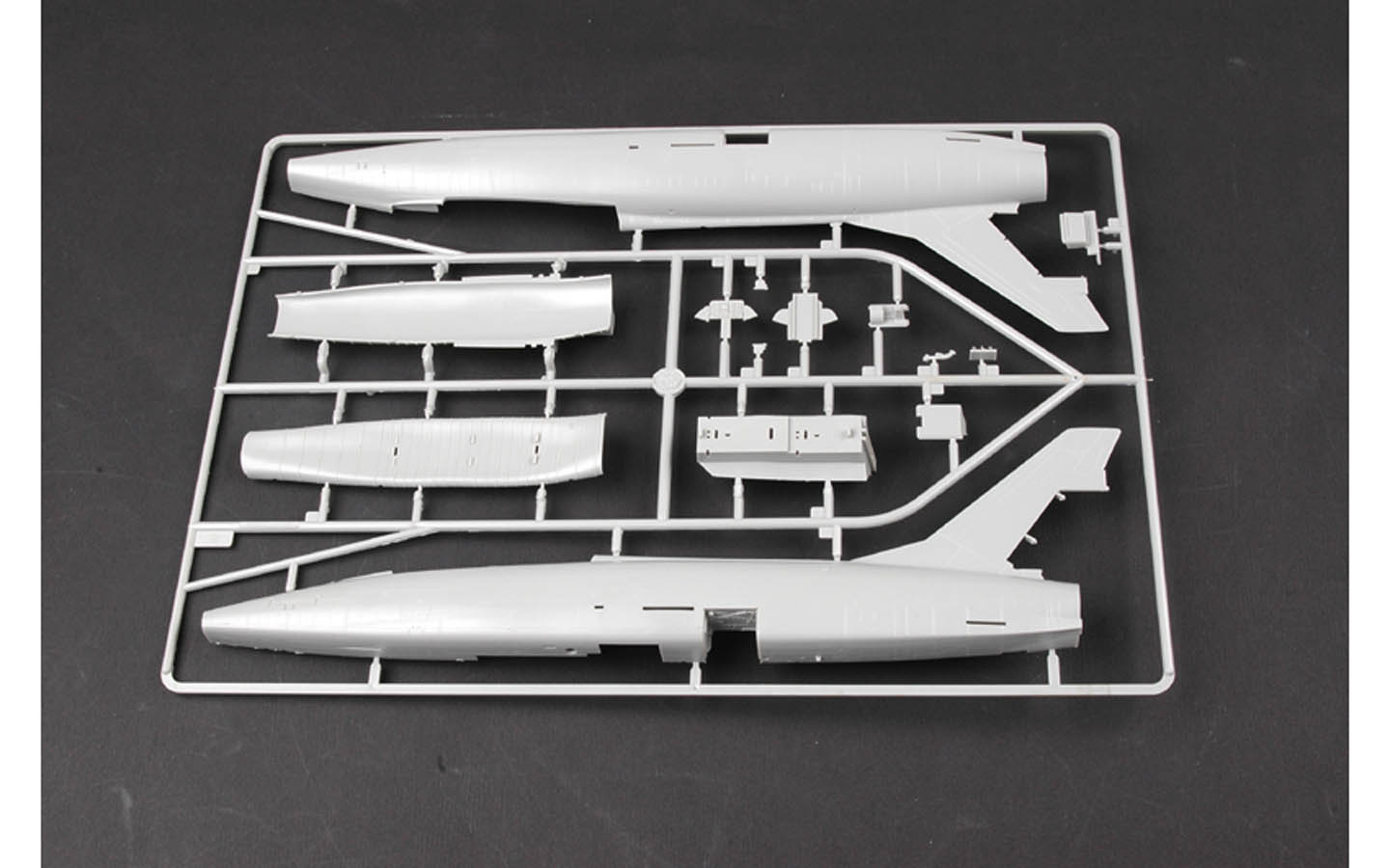 F-100F Super Sabre - Trumpeter 02840 | kingshobby.com