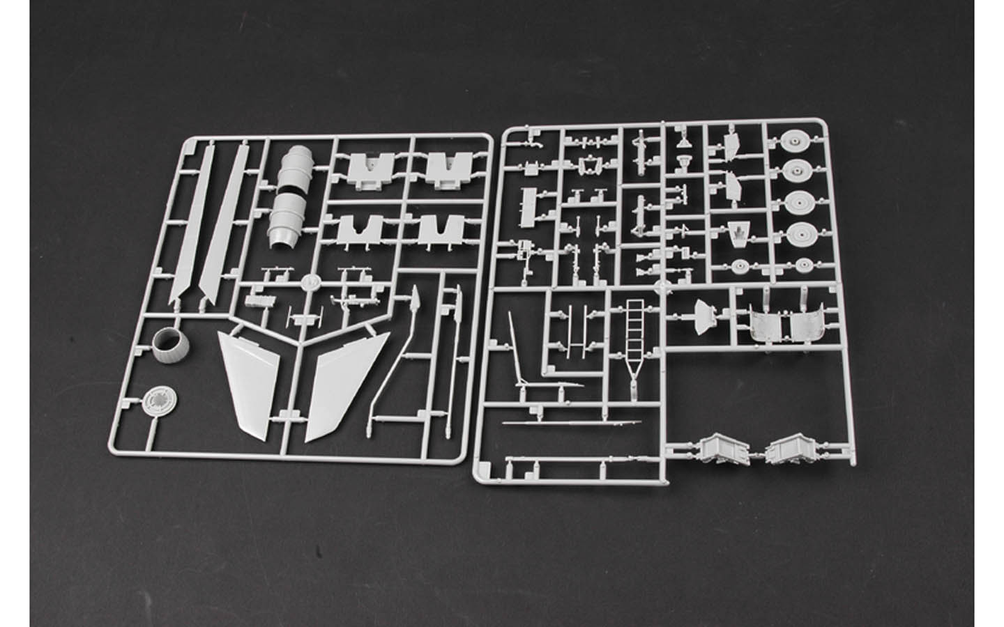 F-100F Super Sabre - Trumpeter 02840 | kingshobby.com