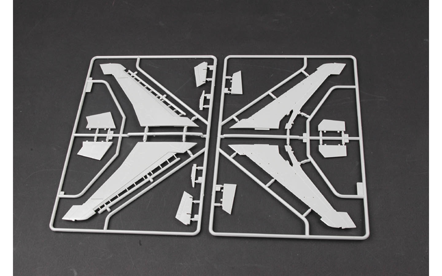 F-100F Super Sabre - Trumpeter 02840 | kingshobby.com