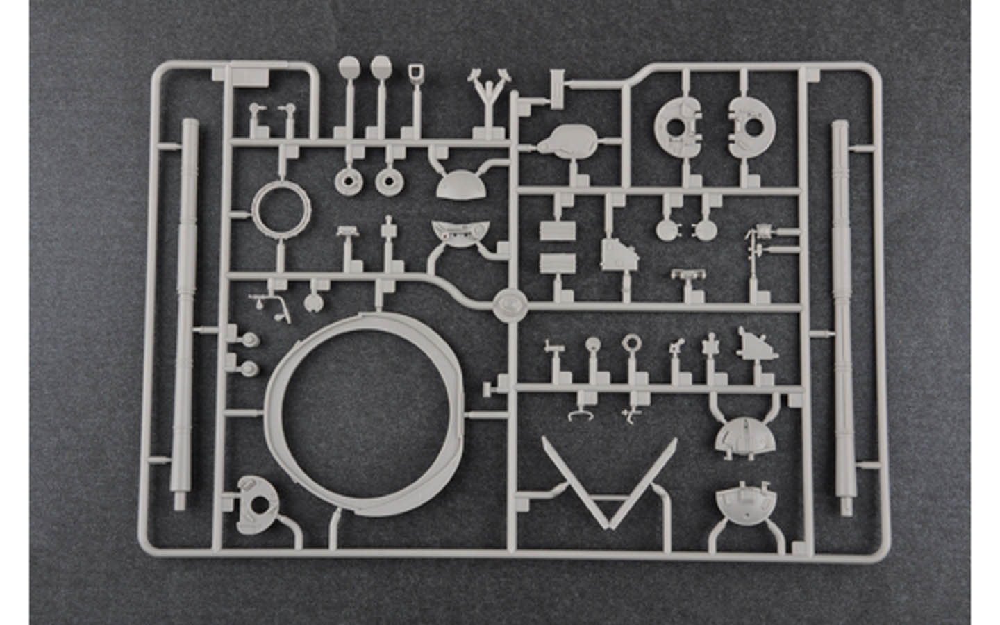Soviet T-64B Model 1984 - Trumpeter 05521 | kingshobby.com