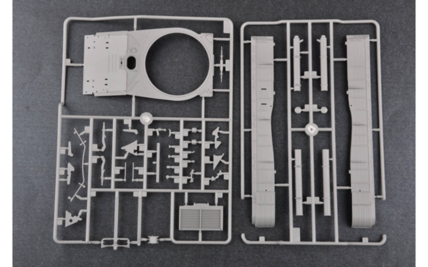 Soviet T-64B Model 1984 - Trumpeter 05521 | kingshobby.com