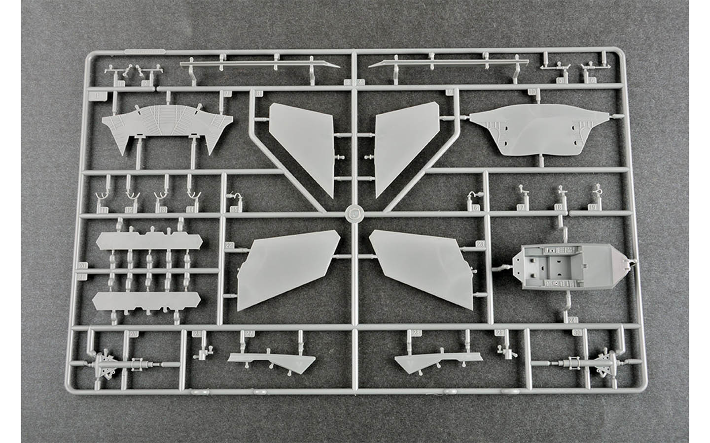 Chinese J-20 Mighty Dragon Beast Mode - Trumpeter 05821 | kingshobby.com