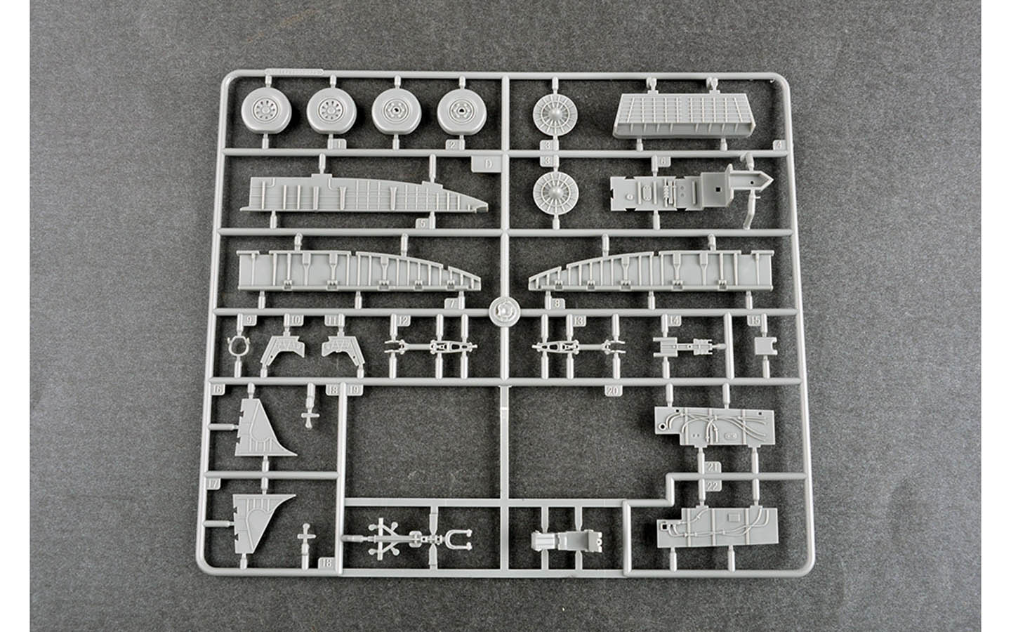 Chinese J-20 Mighty Dragon Beast Mode - Trumpeter 05821 | kingshobby.com