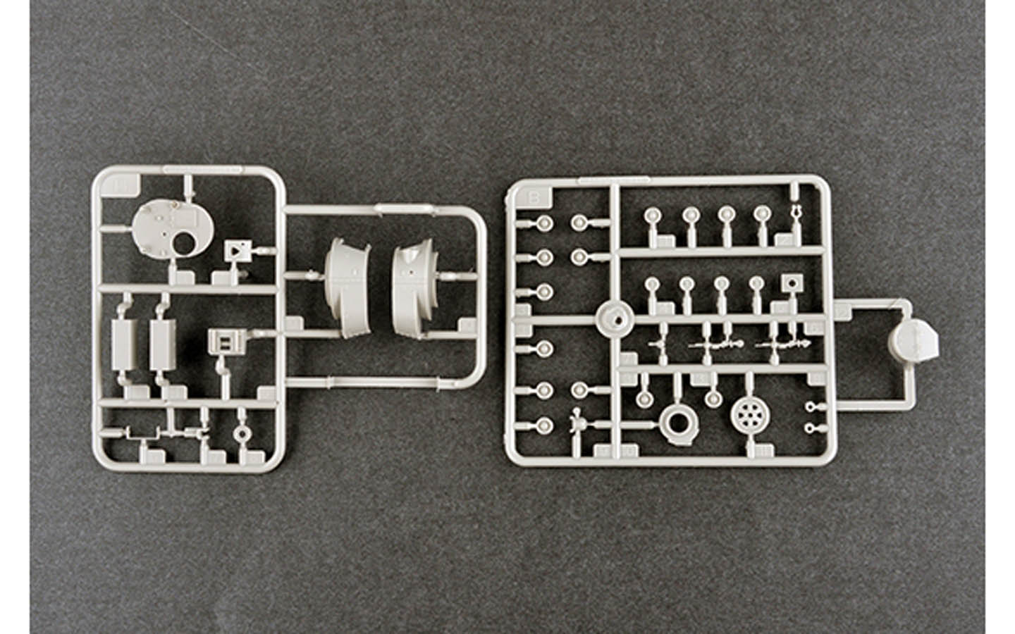 Soviet T-28 Medium Tank, Riveted - Trumpeter 07151 | kingshobby.com