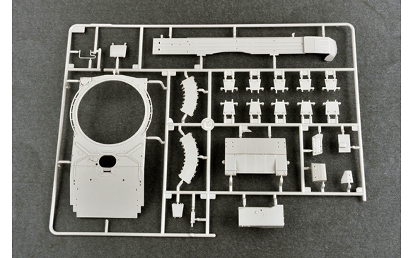 Russian T-72B2, Rogataka - Trumpeter 09507 | kingshobby.com