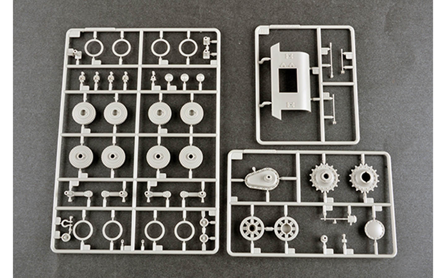 Soviet SU-100Y Self-Propelled Gun - Trumpeter 09589 | kingshobby.com