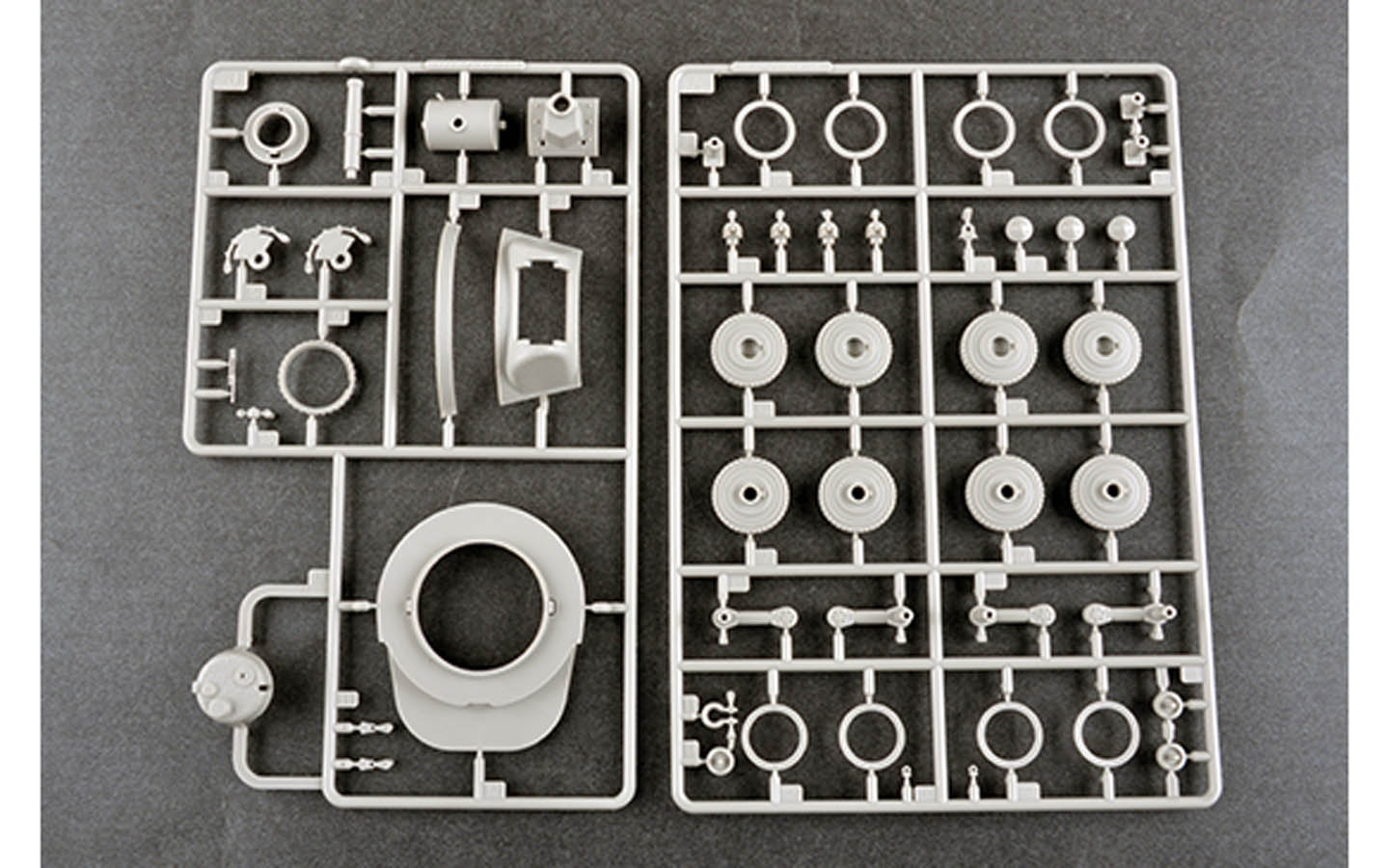 Soviet T-100 Heavy Tank - Trumpeter 09590 | kingshobby.com