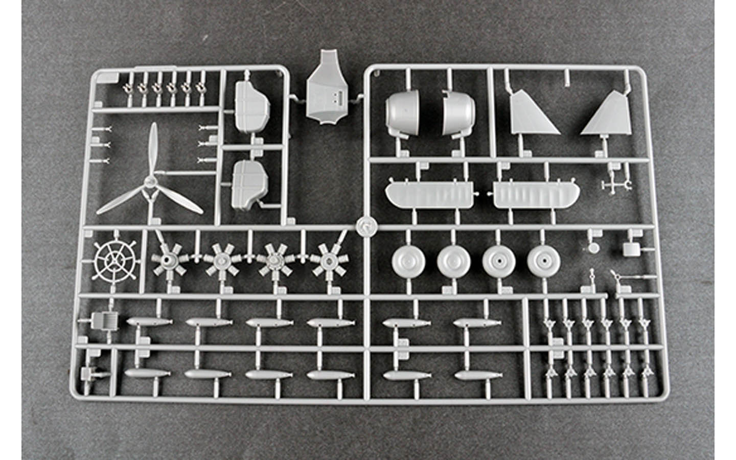 Fairey Albacore Torpedo Bomber - Trumpeter 02880 | kingshobby.com