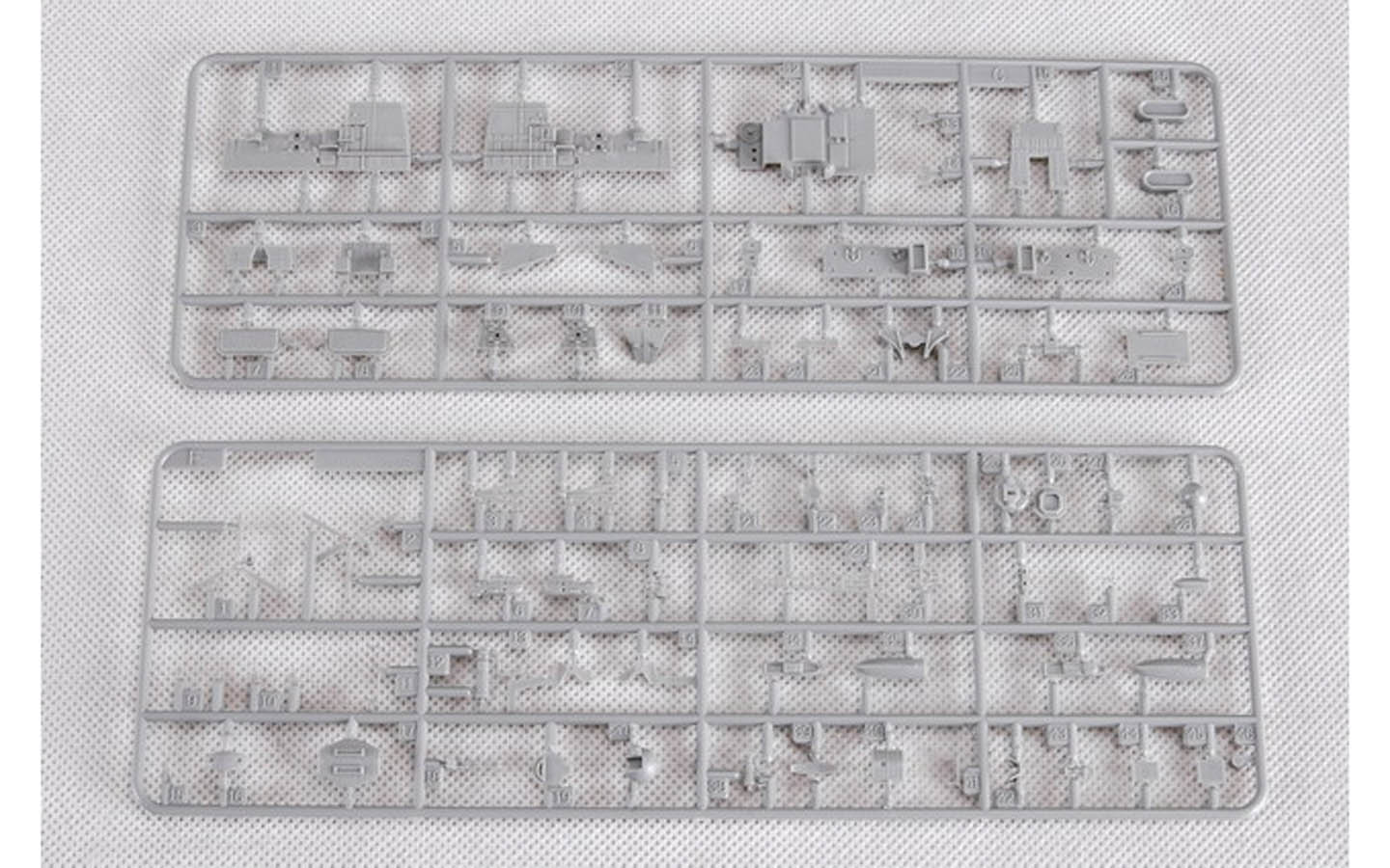 Russian Navy Slava Class Cruiser Varyag - Trumpeter 05721 | kingshobby.com