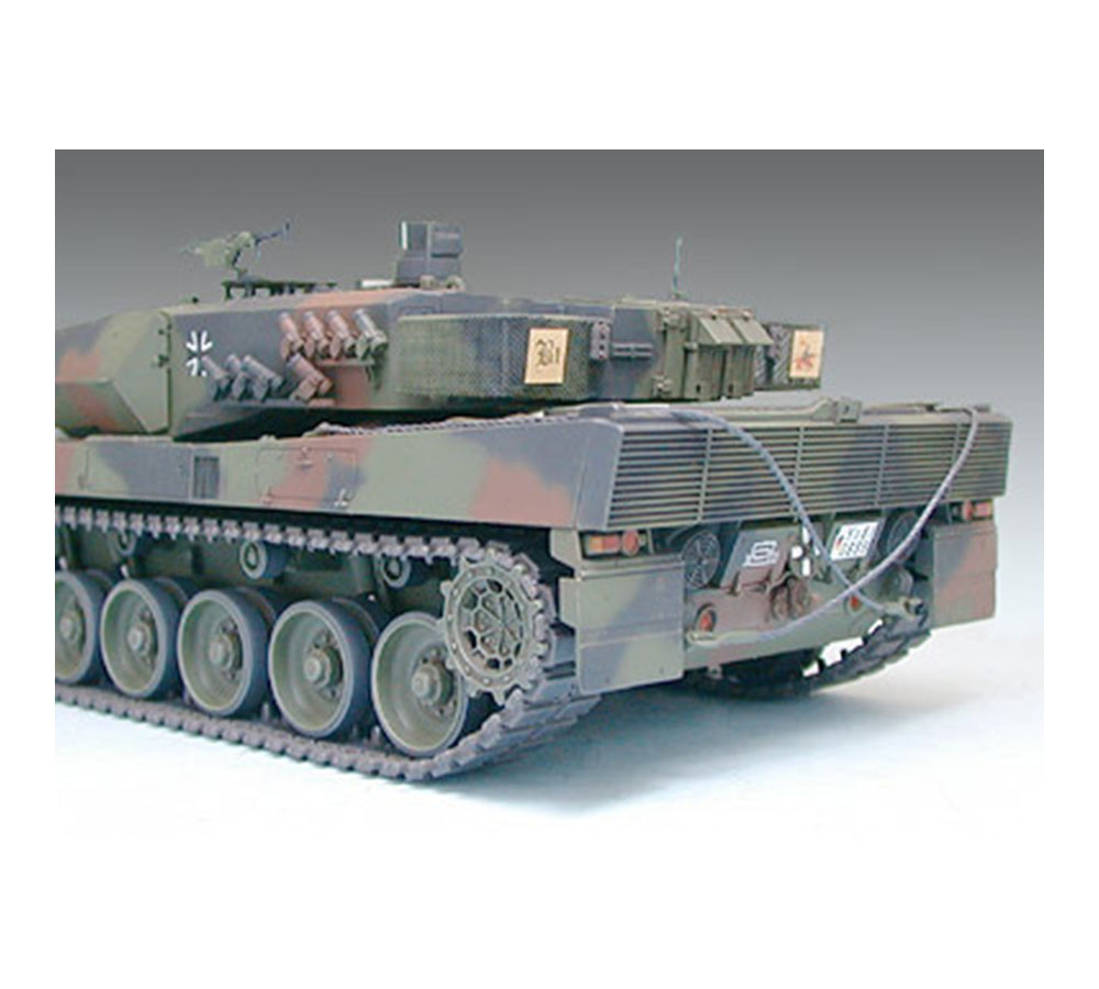 Leopard 2 A5 Main Battle Tank - Tamiya 35242 | kingshobby.com