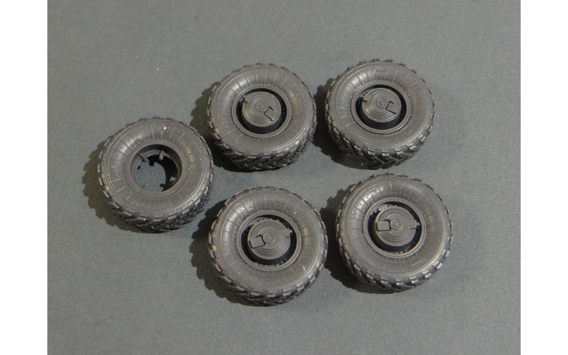 Russian GAZ 233115 Tiger-M SpN SPV Sagged Wheel Set - Meng SPS-035 | kingshobby.com