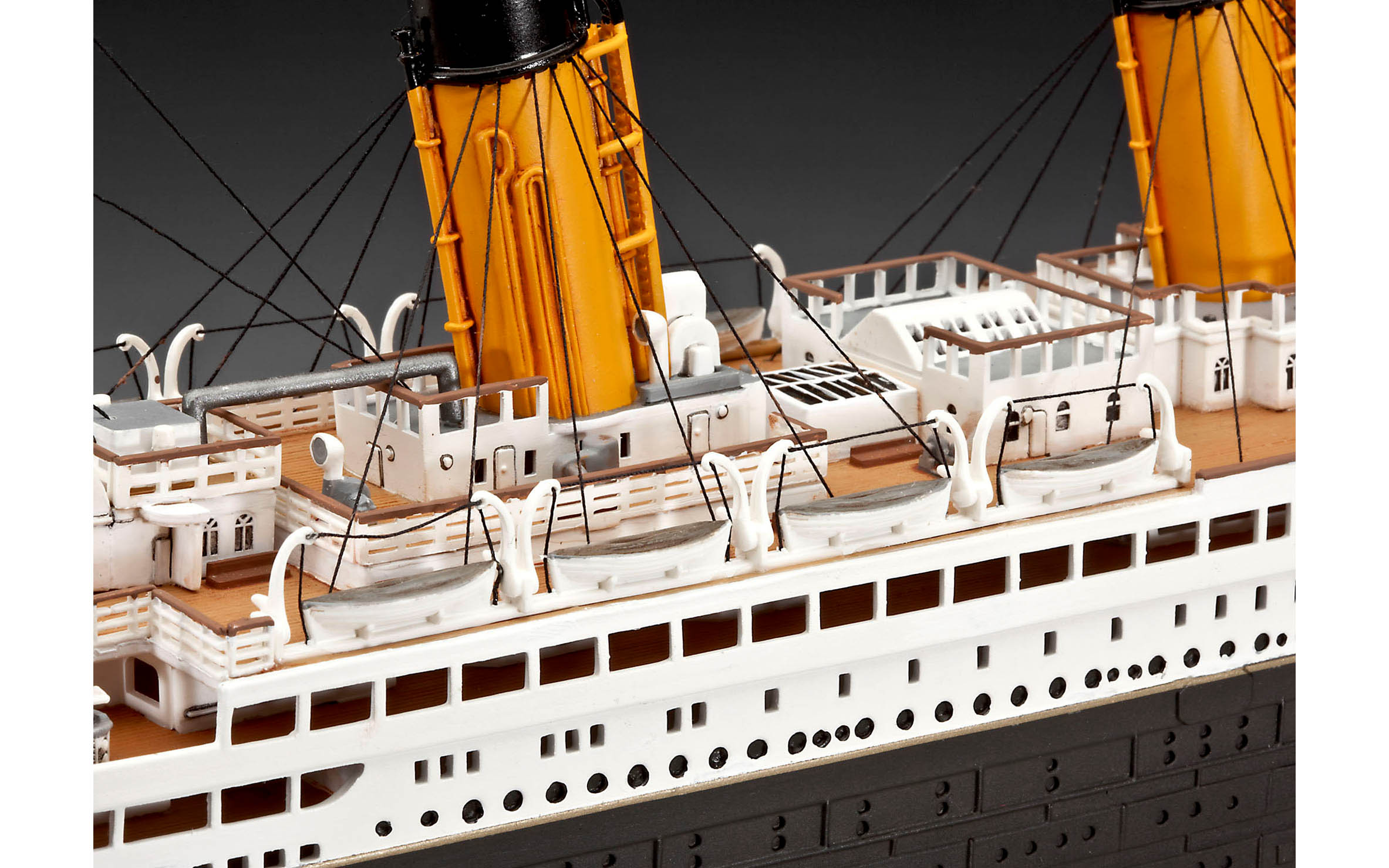 100th Anniversary Titanic Gift Set Revell RMS Titanic 1:400 Scale Model ...
