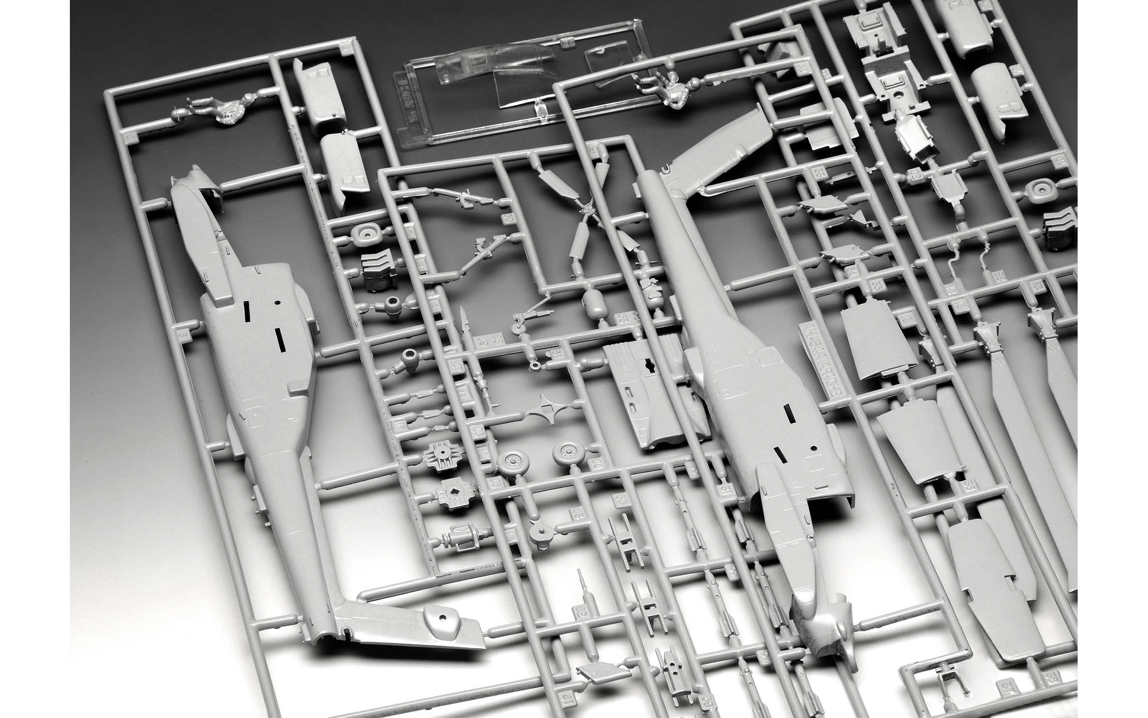 AH-64A Apache - Model Set - Revell 63824 | kingshobby.com