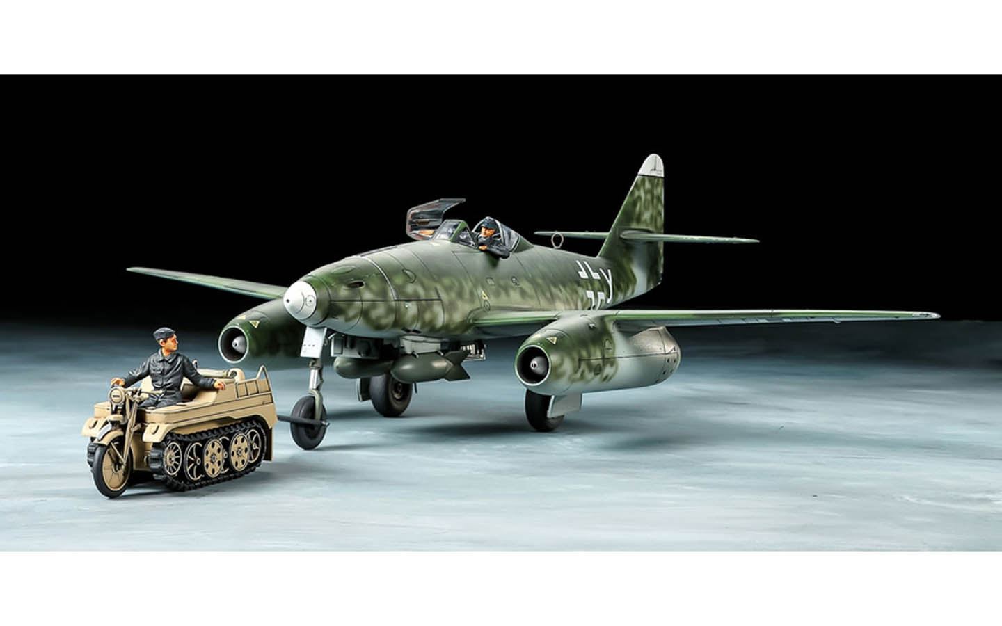 Messerschmitt Me262 A-2a with Kettenkraftrad - Tamiya 25215 ...