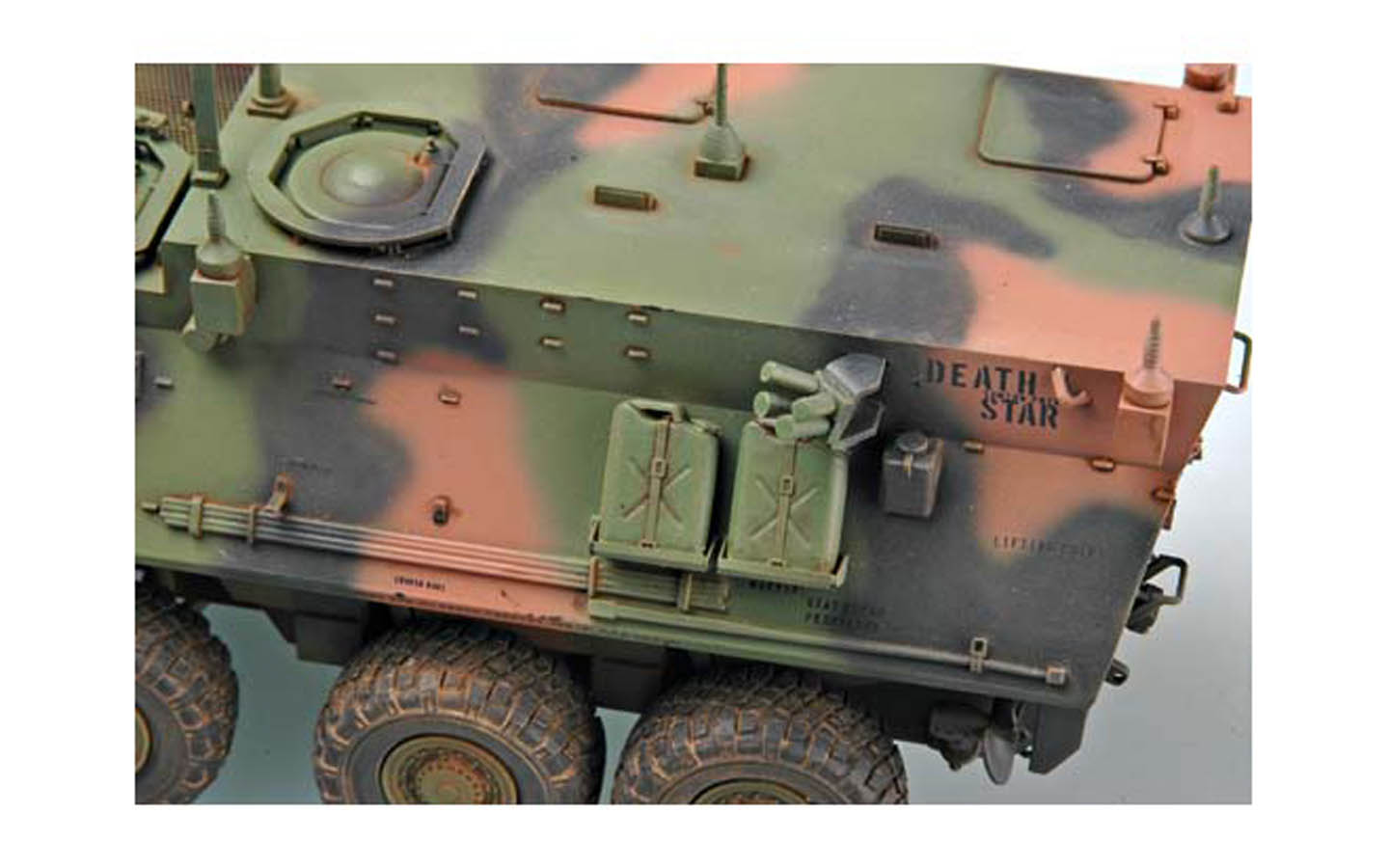 USMC LAV-C2 Light Armored Command and Control Vehicle - Trumpeter 00371 | kingshobby.com