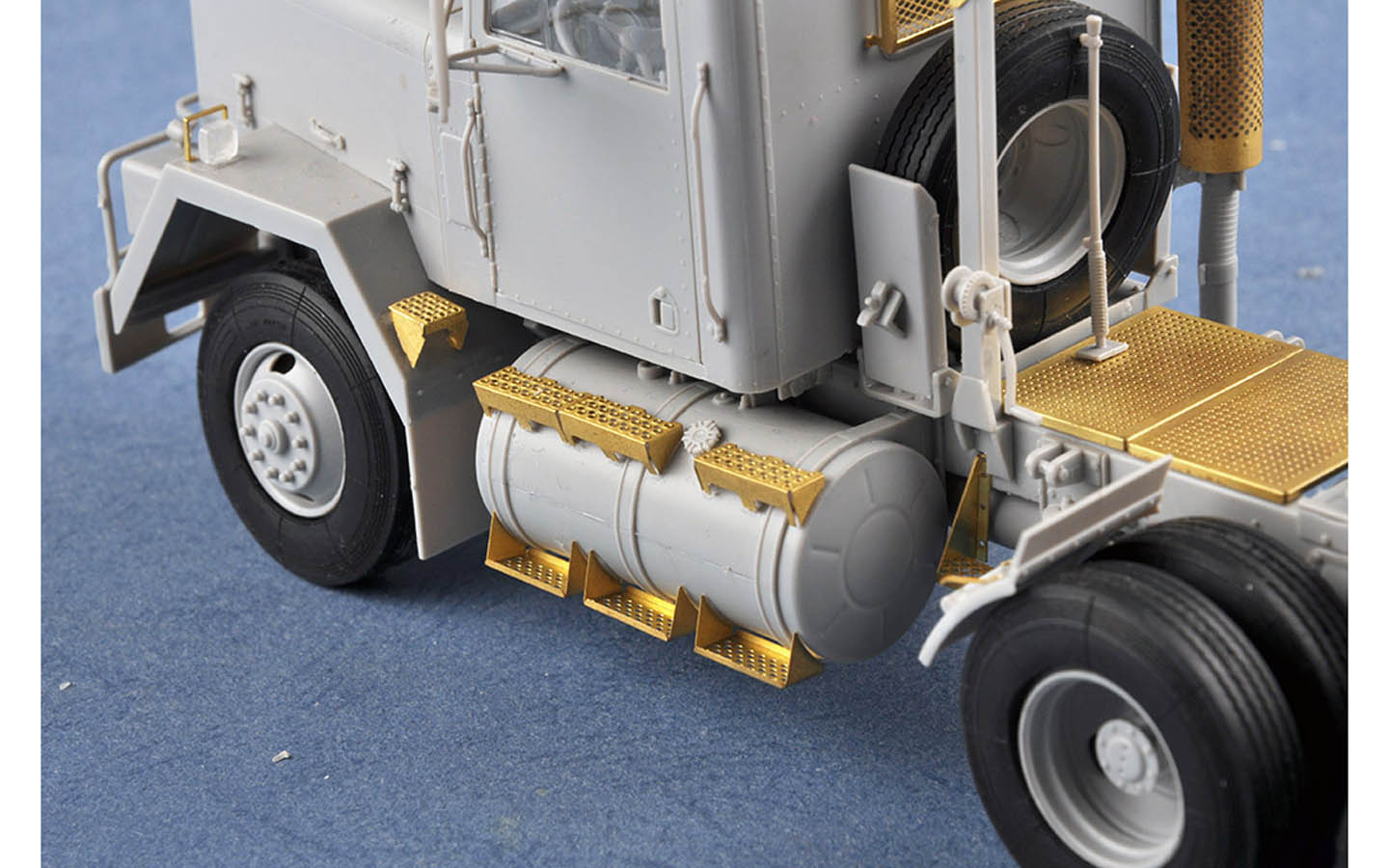 M915 Truck with M872 Flatbed trailer & 40FT Container - Trumpeter 01015 | kingshobby.com