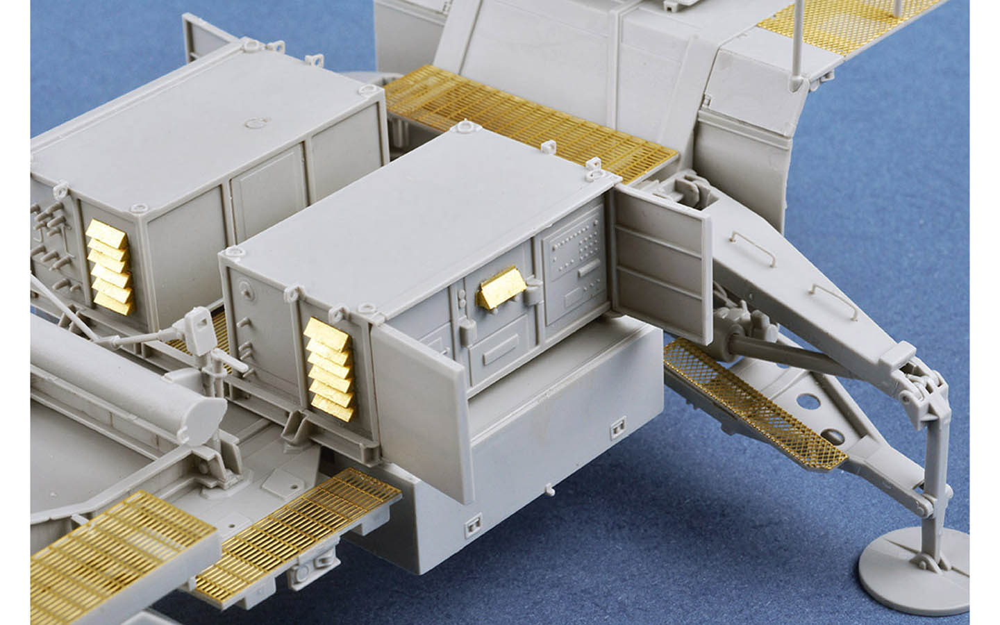M901 Launching Station & AN/MPQ-53 Radar set of MIM-104, Patriot SAM ...