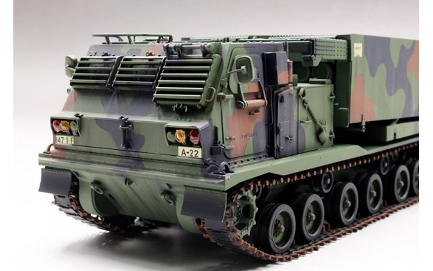 M270/A1 Multiple Launch Rocket System - Trumpeter 01049 | kingshobby.com
