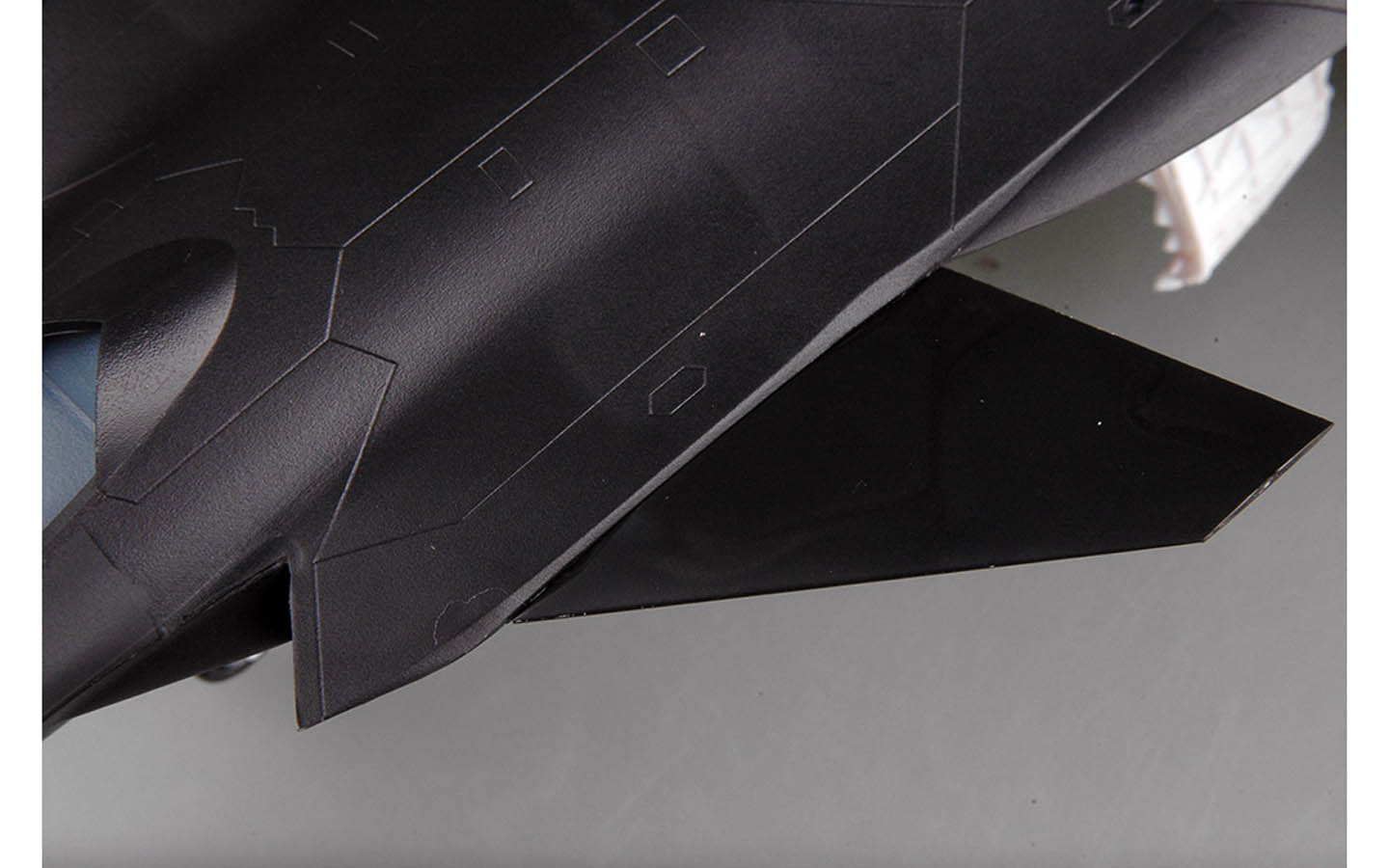 Chinese J-20 Mighty Dragon - Trumpeter 01663 | kingshobby.com