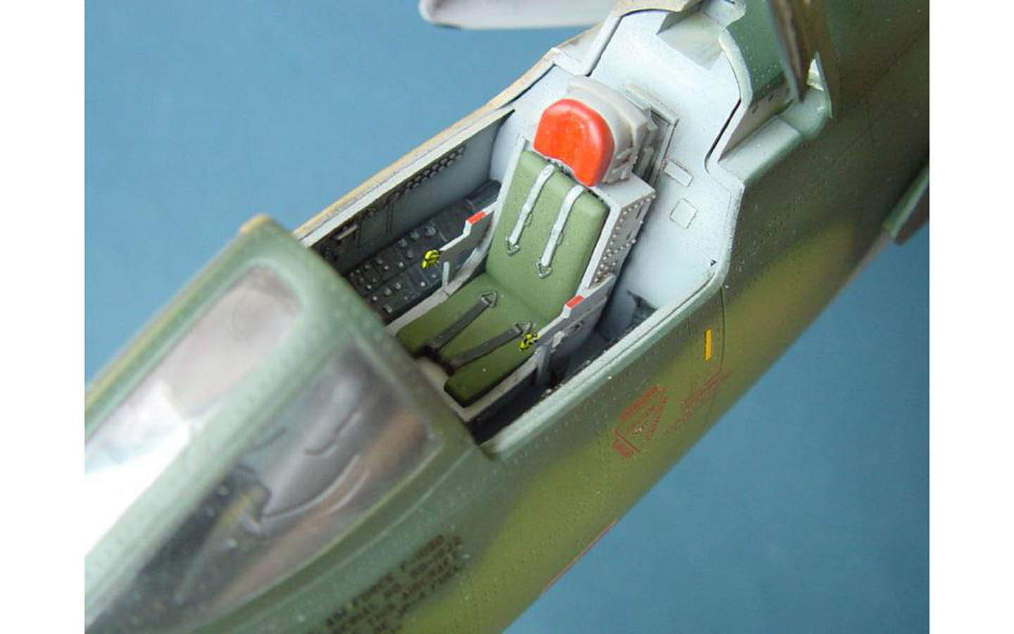 Republic F-105D Thunderchief - Trumpeter 02201 | kingshobby.com