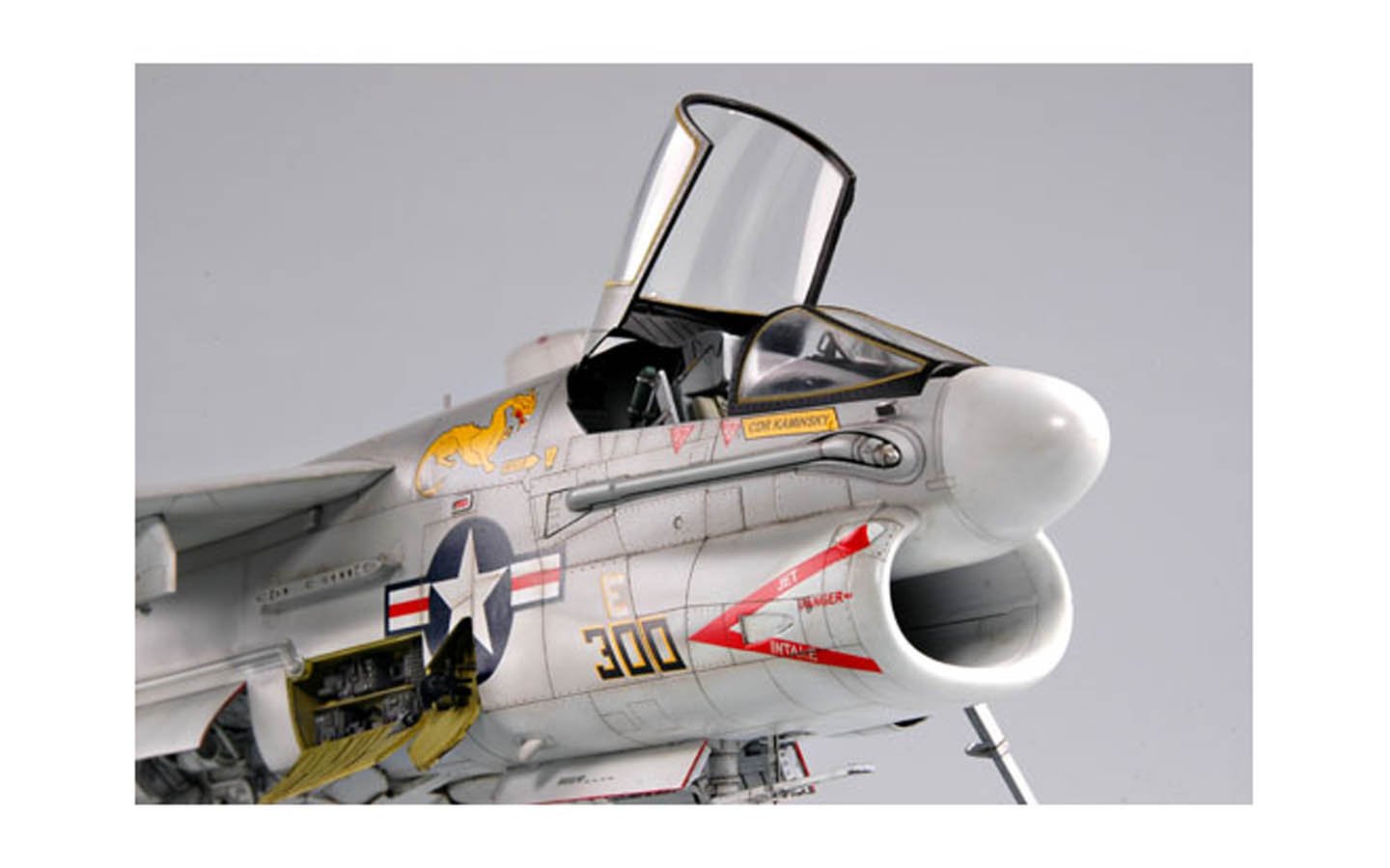 USS A-7E Corsair II - Trumpeter 02231 | kingshobby.com