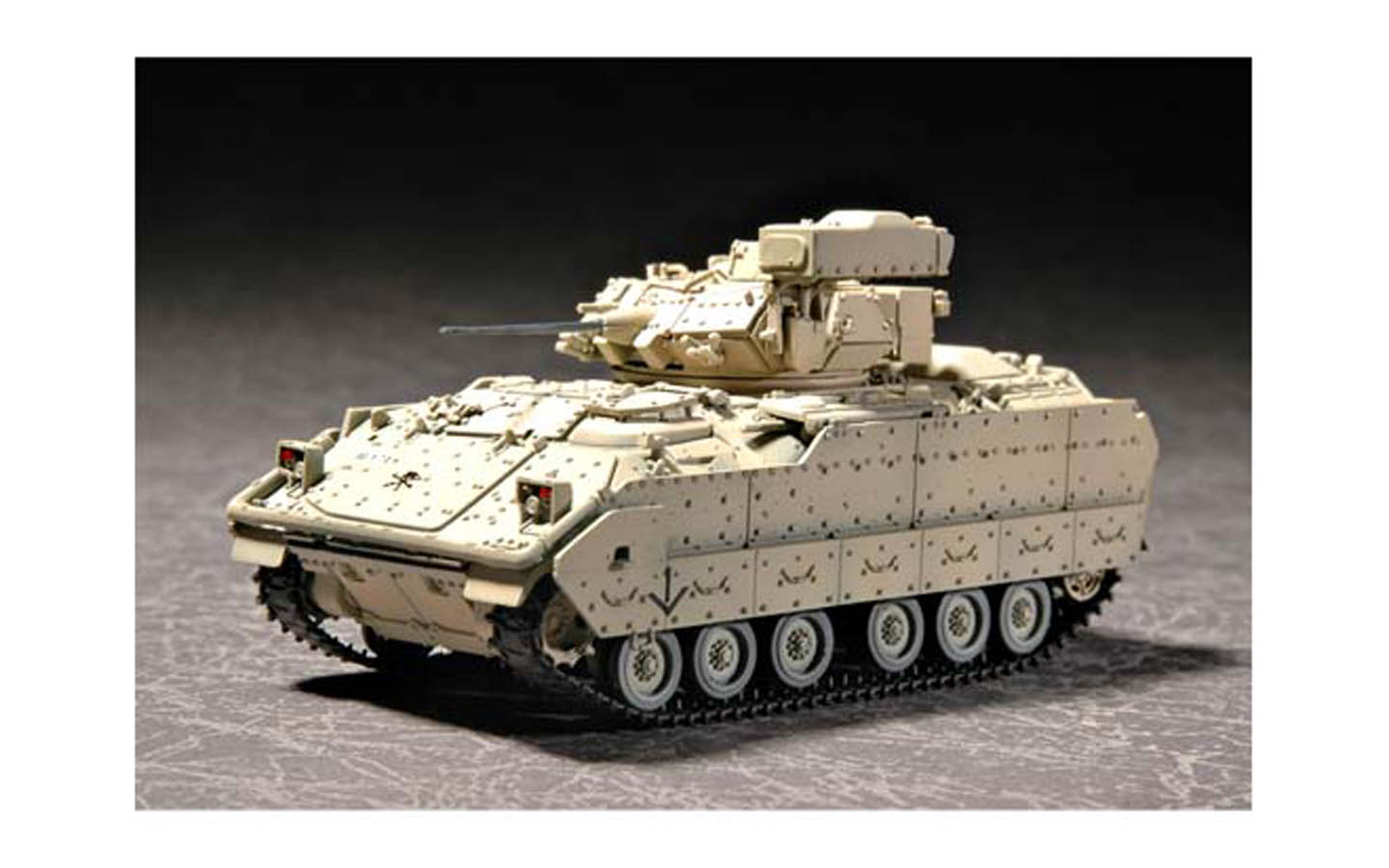 M2A2 Bradley Infantry Fighting Vehicle - Trumpeter 07296 | kingshobby.com