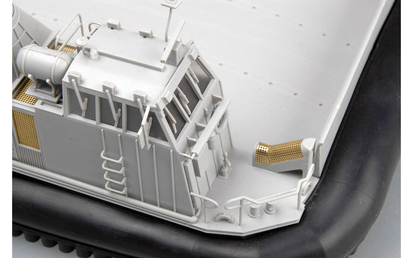 JMSDF Landing Craft Air Cushion (LCAC) - Trumpeter 07301 | kingshobby.com