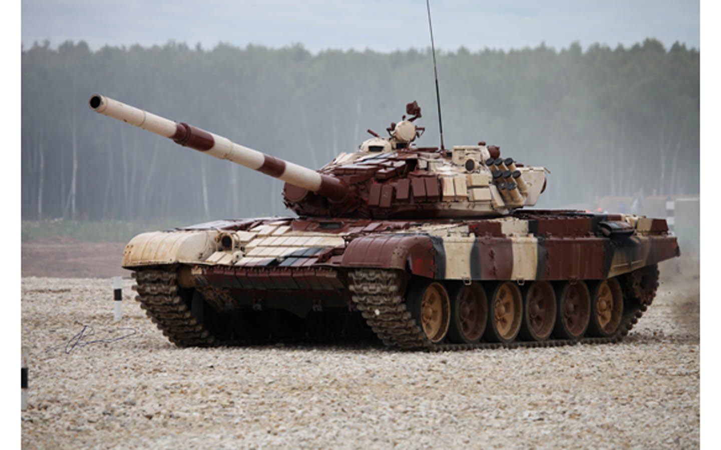 Russian T-72B1 MBT with Kontakt-1 Reactive Armor - Trumpeter 09555 | kingshobby.com