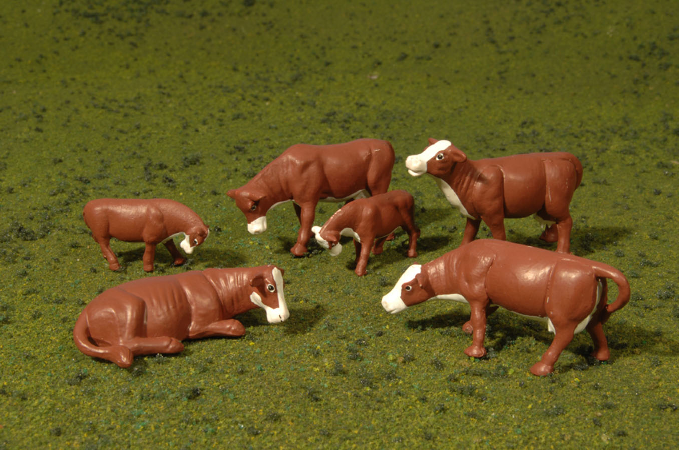 Cows - Brown and White - HO Scale - Bachmann Trains 33102 | kingshobby.com