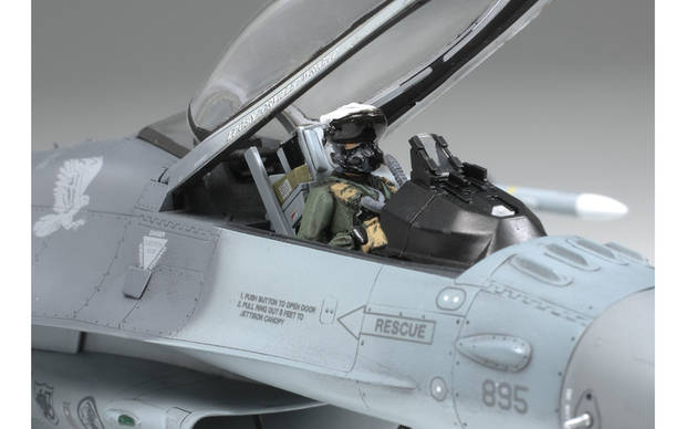 Lockheed Martin F-16CJ - Tamiya 61098 | kingshobby.com