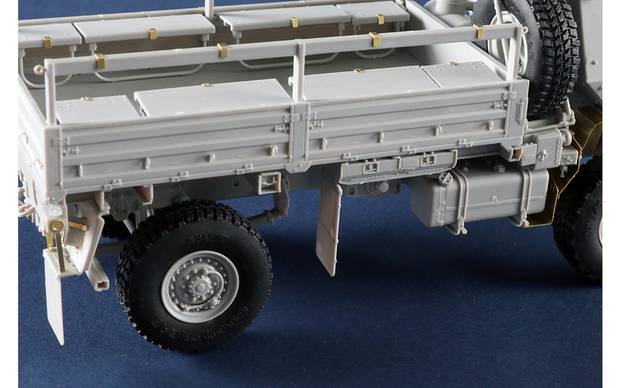M1078A1P2 2.5 Ton LMTV Cargo Truck - Trumpeter 01097 | kingshobby.com
