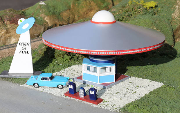Area 51 Fuel With Pumps - Roadside USA Building - HO Scale - Bachmann ...