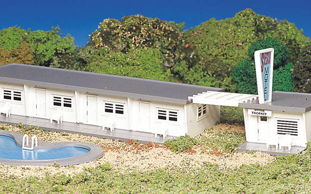 Motel with Pool - HO Scale - Bachmann Trains 45214 | kingshobby.com